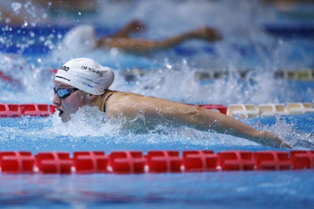 Toller Schwimmsport vor ausverkauften Rängen im Hallenbad Buchholz - Swiss Aquatics